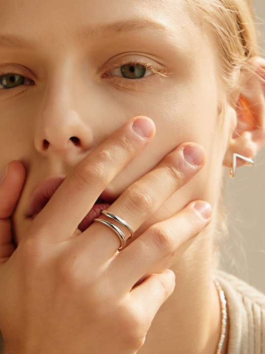 [ BTS 제이홉,보아,휘인,효연,선미 외 7명 착용]two line volume ring - 하고(HAGO)