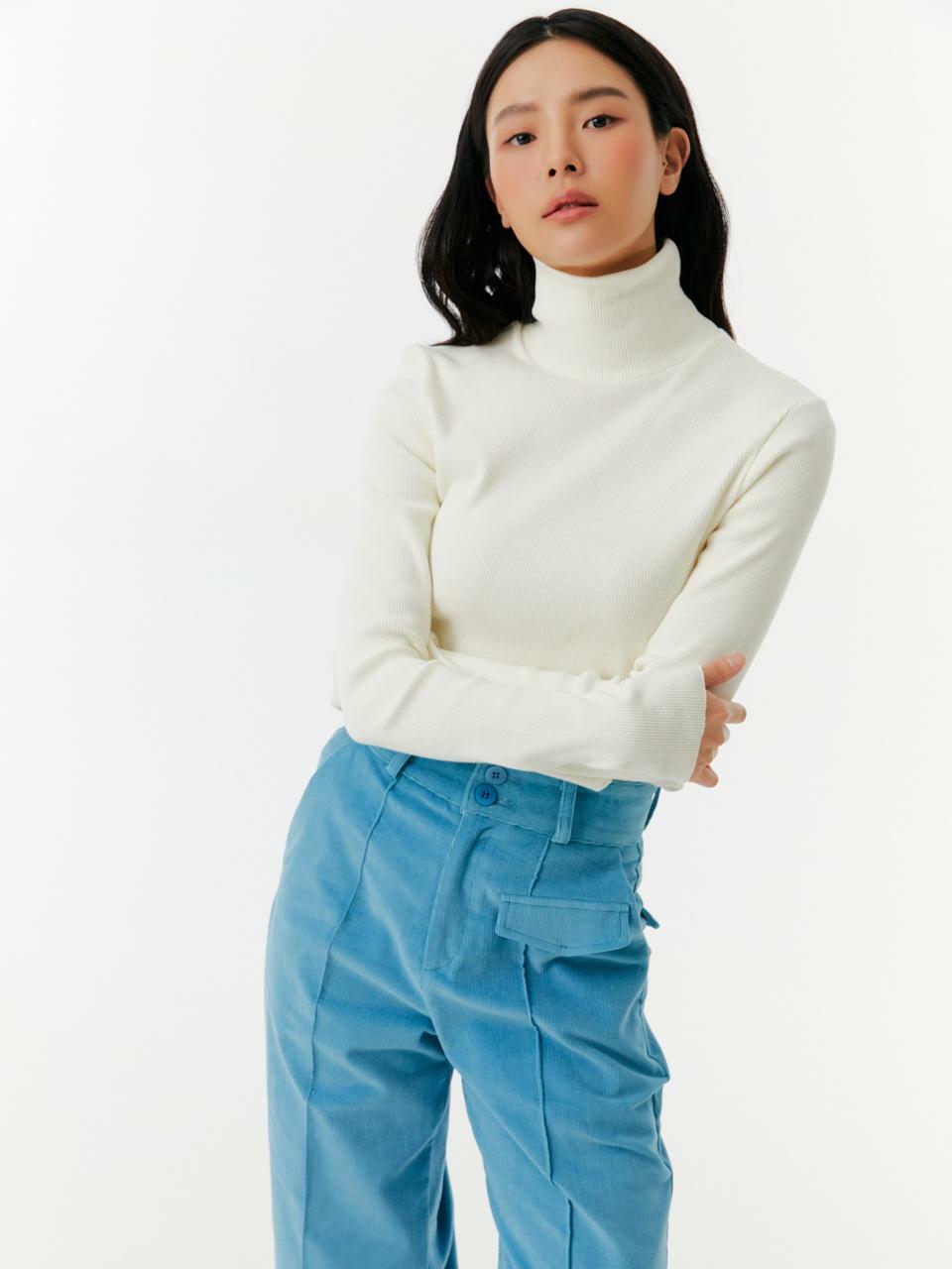BACK SLIT TURTLENECK T-SHIRTS, IVORY - HAGO(하고)