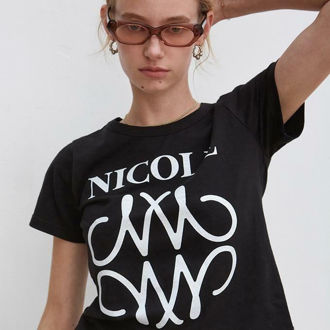 NICOLE SIGNATURE LOGO CROP TEE_BLACK - HAGO(하고)