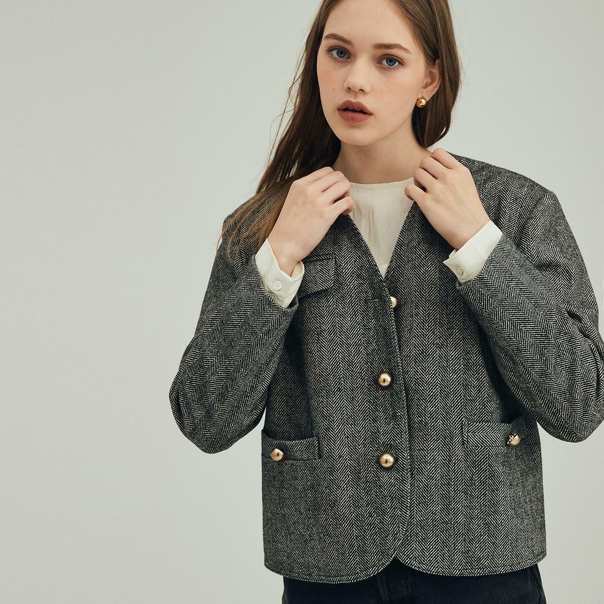 COLLARLESS V-NECK HERRINGBONE WOOL JACKET - HAGO(하고)