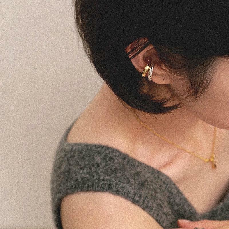 wood texture earcuff / gold - HAGO(하고)