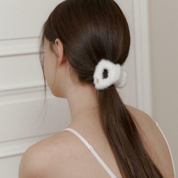 white fur cubic hair claw - 하고