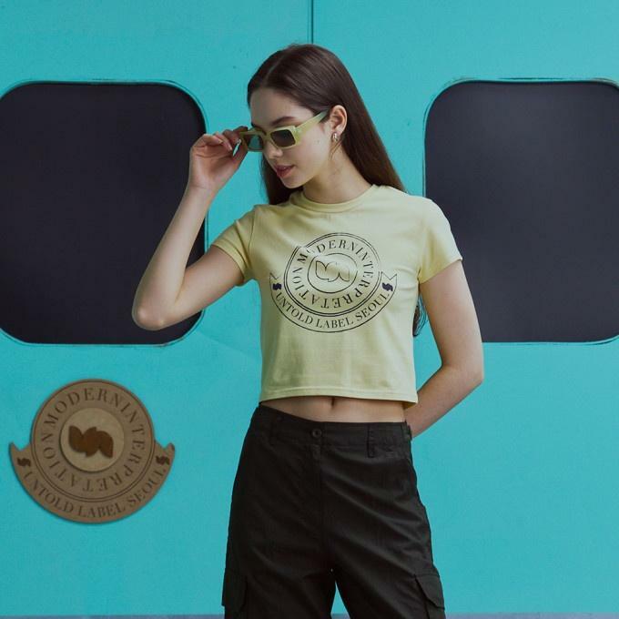 TULIP COLLEGE LOGO CROP T-SHIRT_YELLOW [U3S0X40831] - HAGO(하고)