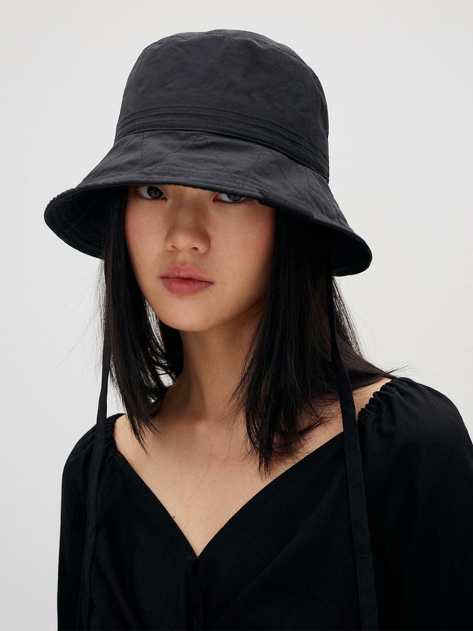 ADJUSTABLE STRAP BUCKET HAT BLACK - 하고(HAGO)
