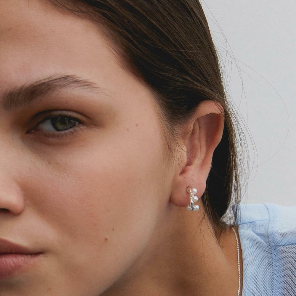 wavy pearl hoop earring - silver - 하고(HAGO)