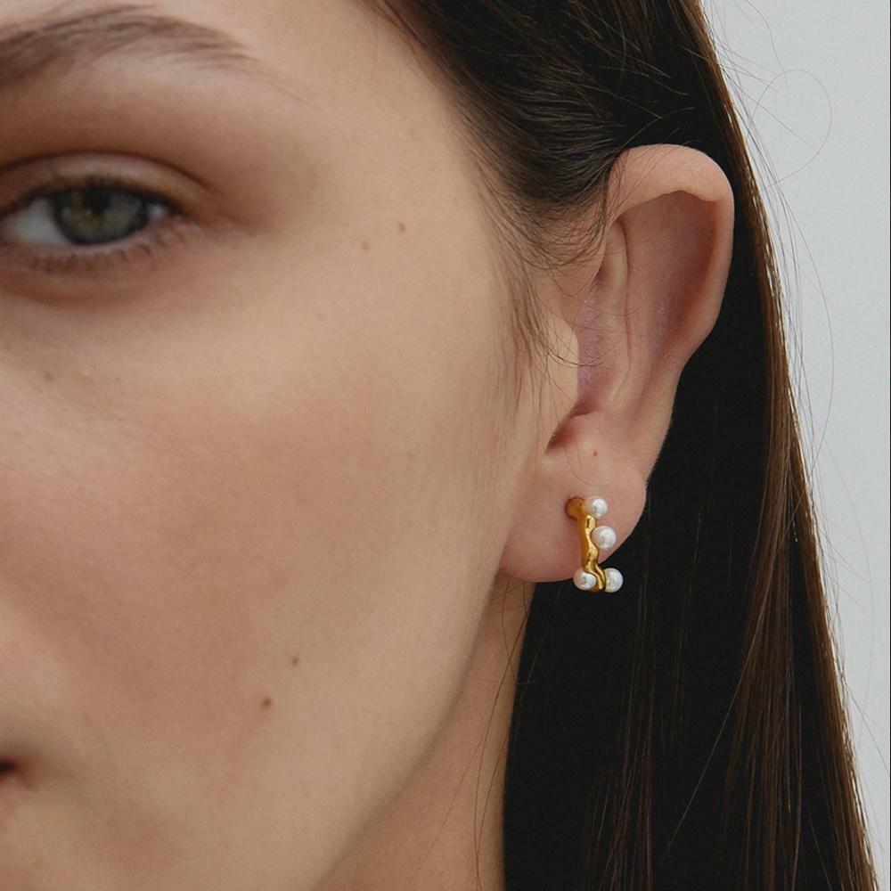 wavy pearl hoop earring - gold - HAGO(하고)