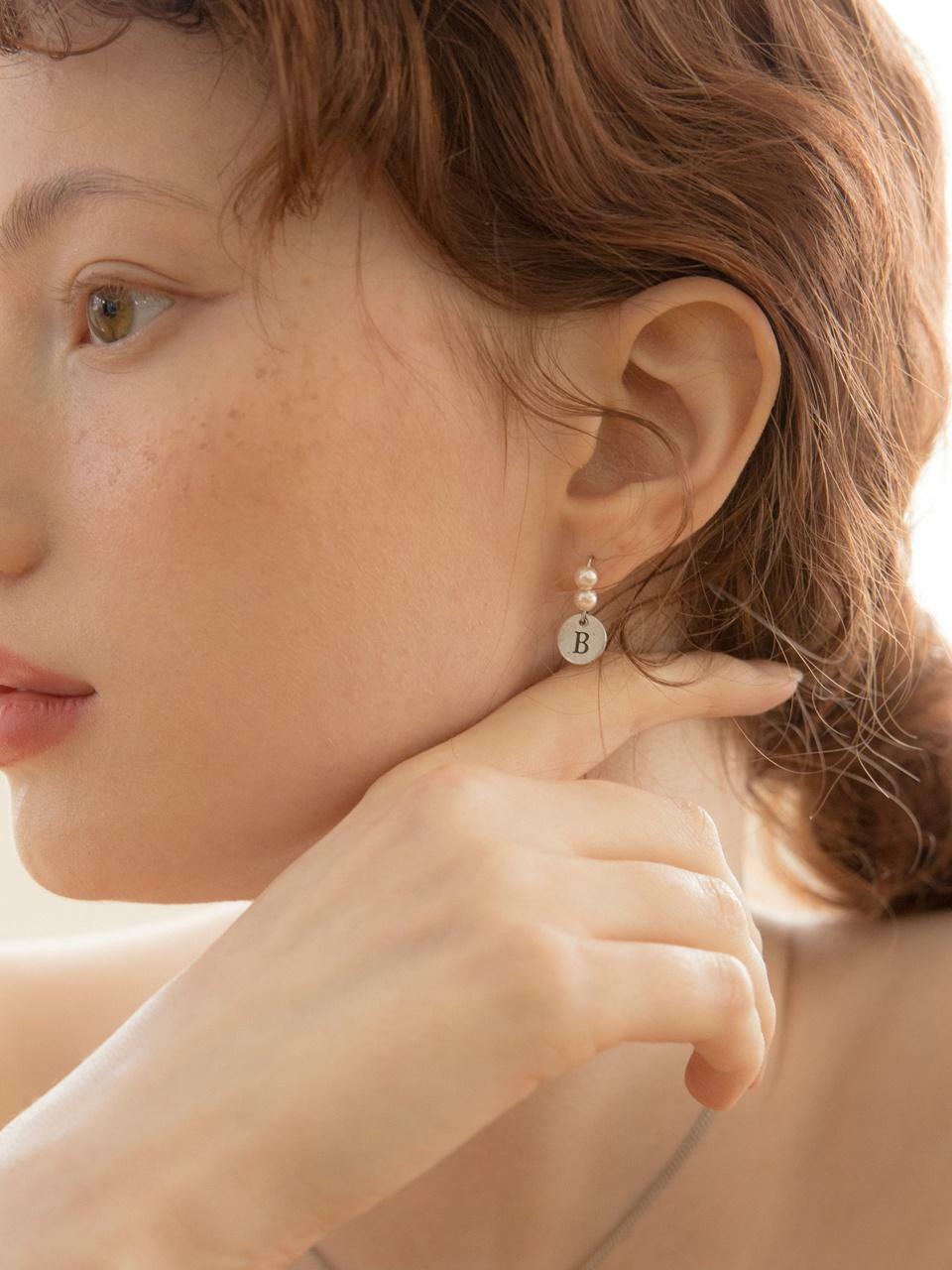 Initial with mini pearl earring - HAGO(하고)