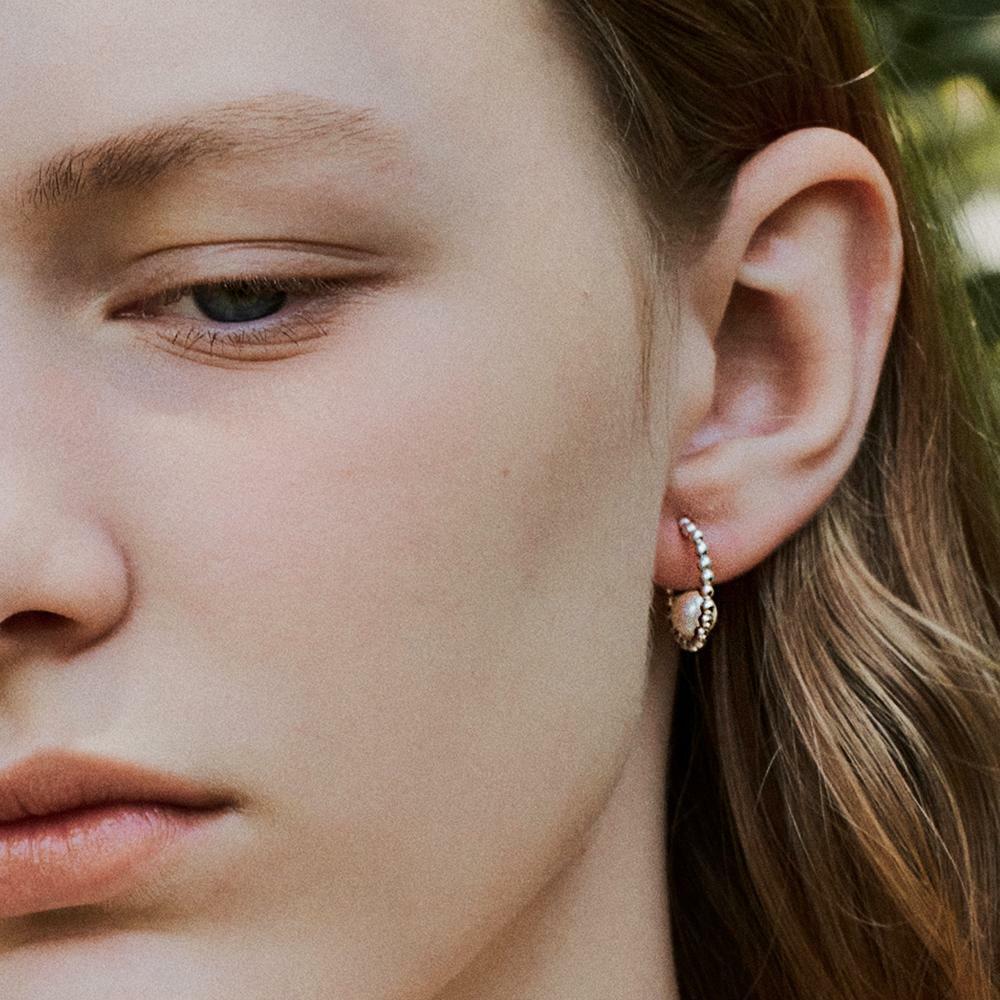 Pearl Hug Hoop Earrings - 하고(HAGO)