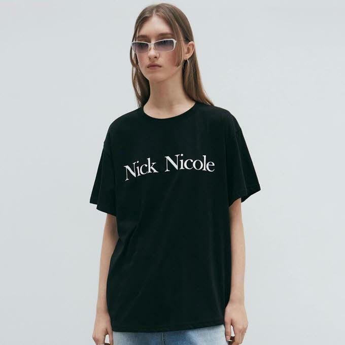 NICOLE BASIC LOGO TEE_BLACK - 하고(HAGO)