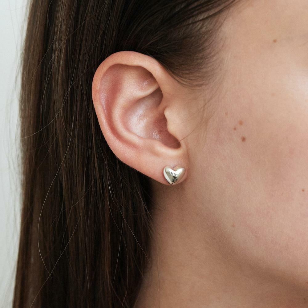 Classic Heart Earrings(Silver) - 하고(HAGO)