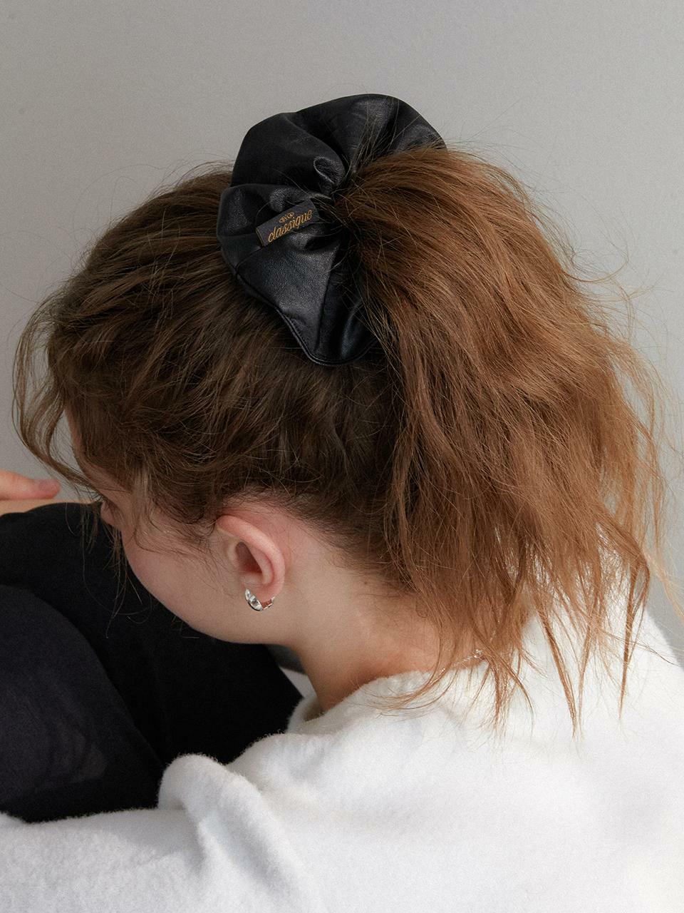 Classique faux leather scrunchie - 하고(HAGO)