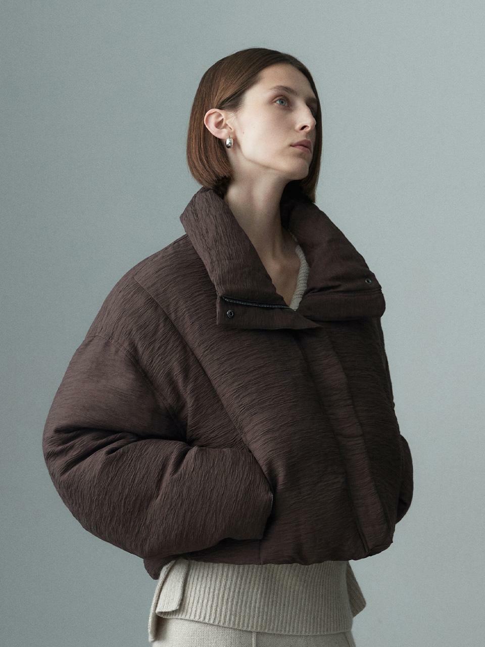 PLEATED PUFFER PADDED JACKET TRUFFLE - 하고(HAGO)