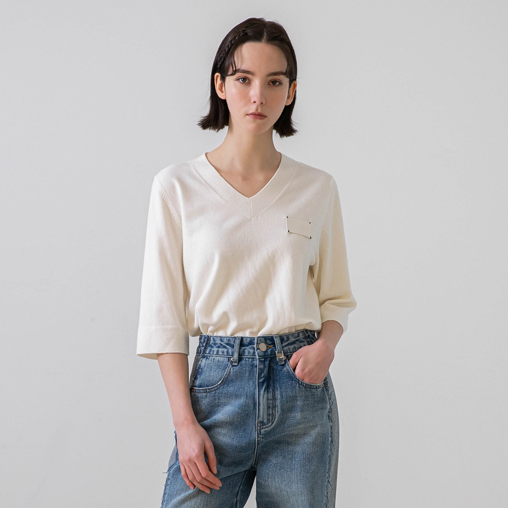 Square Logo Patch V-neck Knitwear (Ivory) - 하고