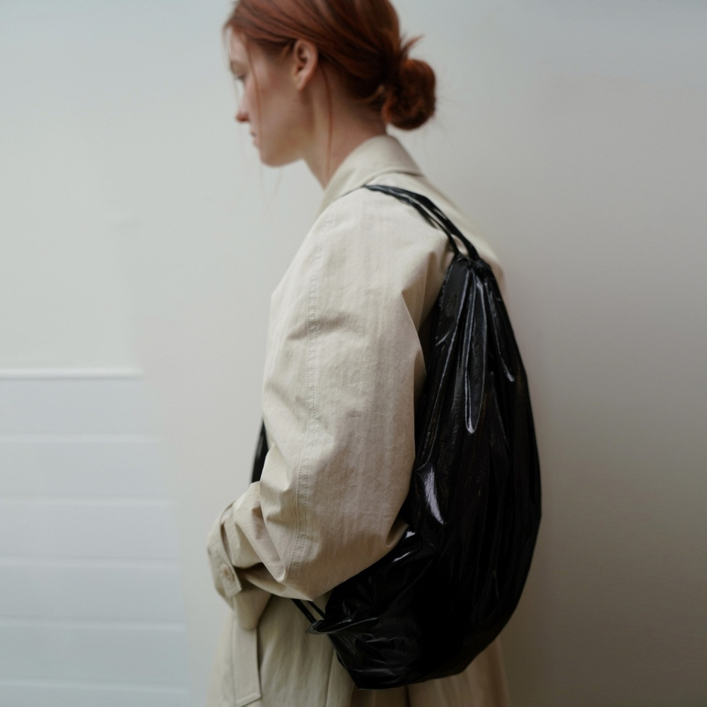 GLOSSY DRAWSTRING BAG BLACK - 하고(HAGO)