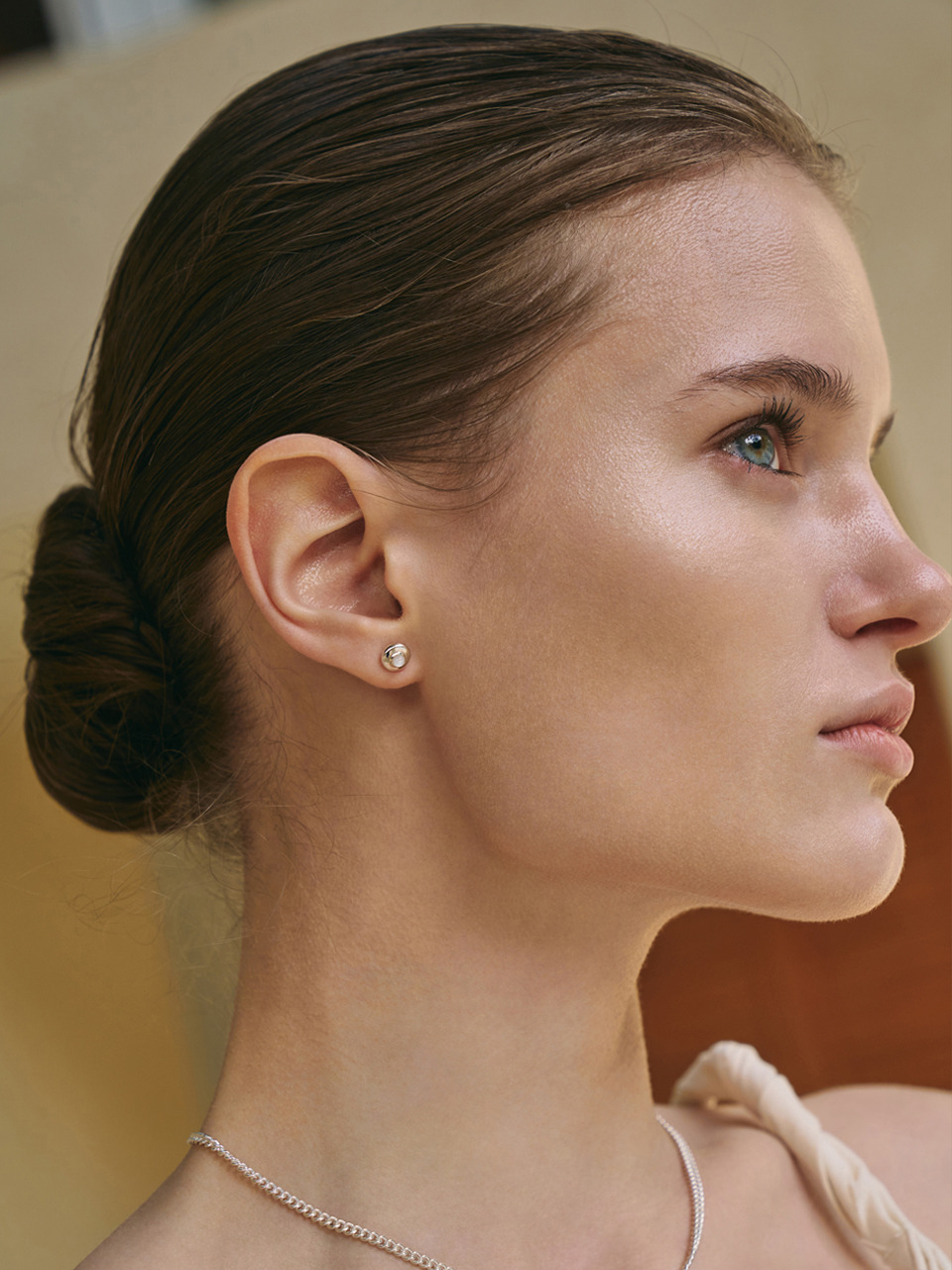 white mother of pearl stud earrings - HAGO(하고)