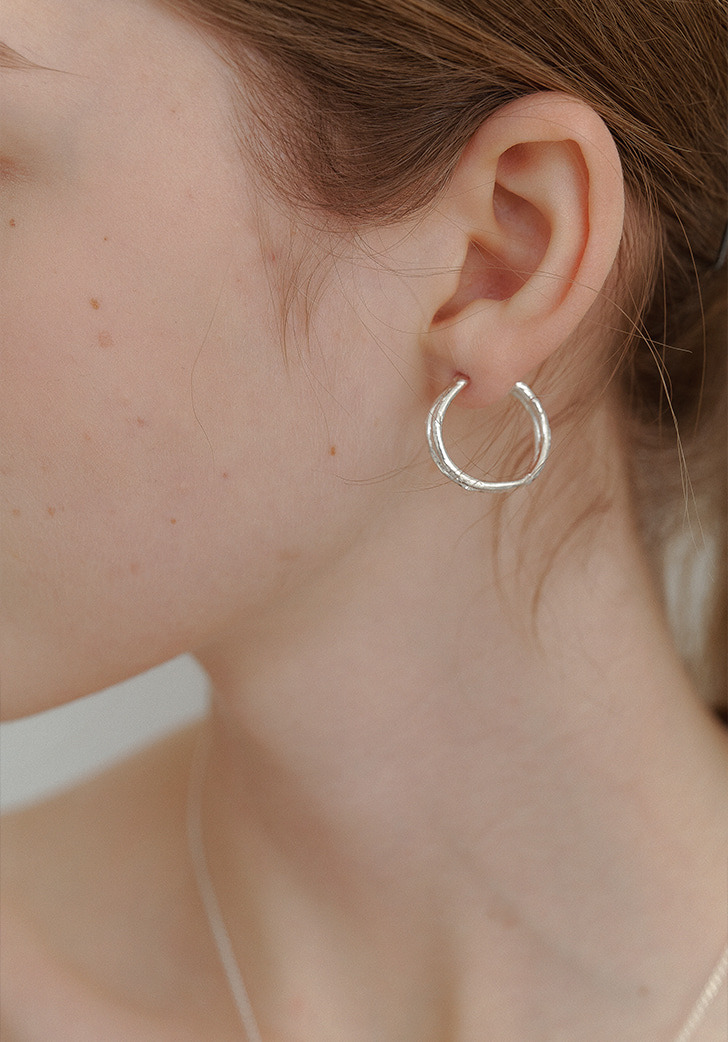 The Half Moon Earring - Silver - 하고(HAGO)