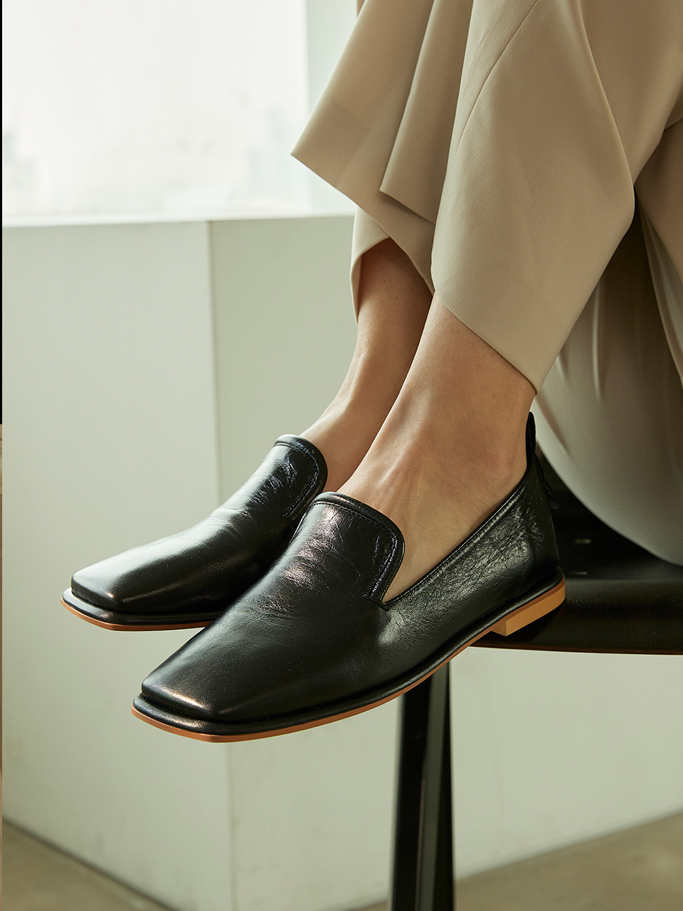 MD1113f Square Detail Classic Loafer_Black - HAGO(하고)