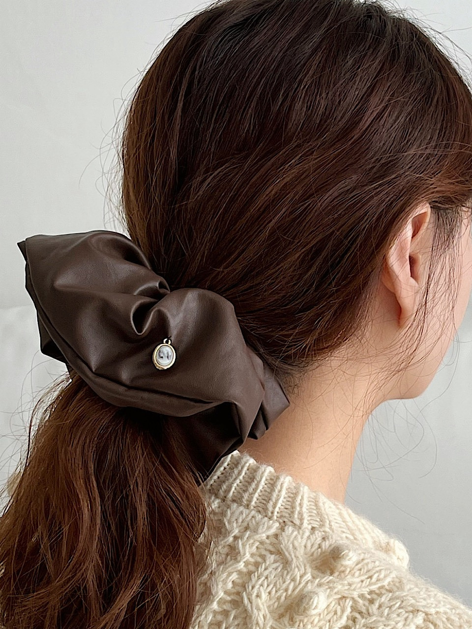 Vintage Leather drop Cameo Wide Scrunchie [Brown] - HAGO(하고)