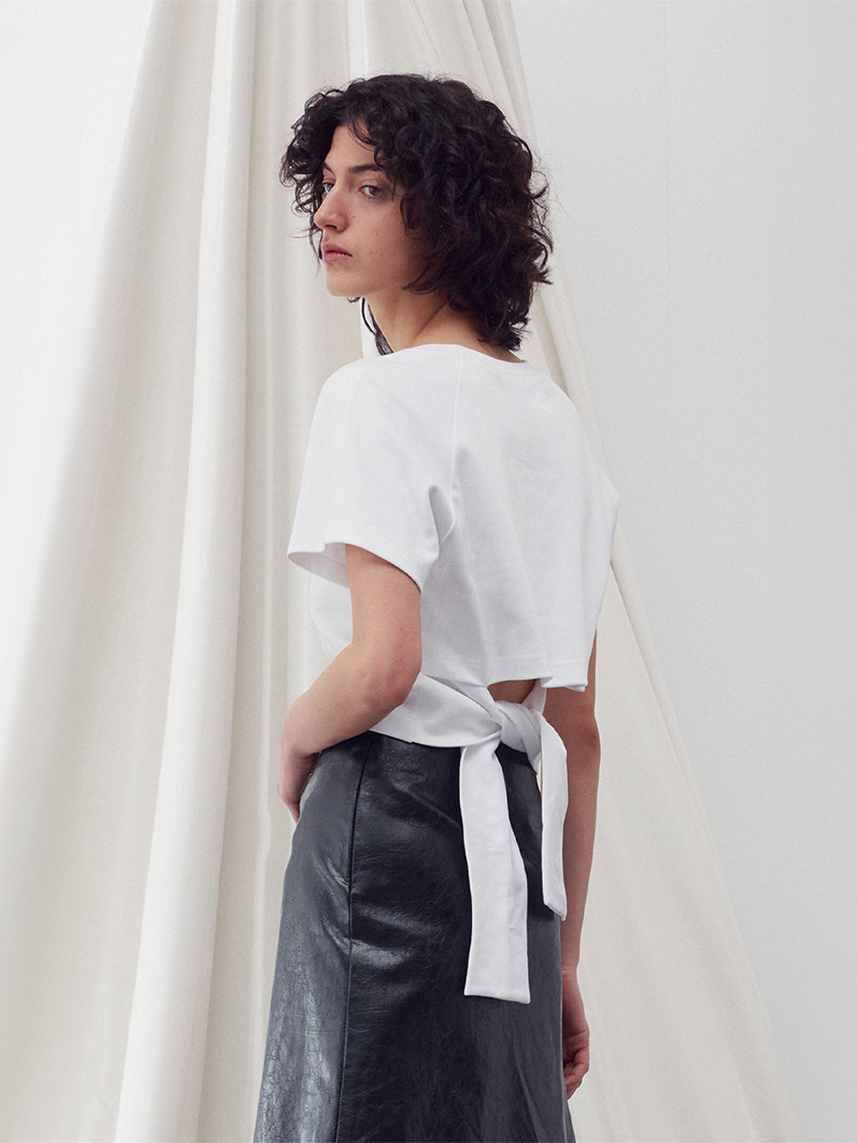 BACK SLIT TIE T-SHIRTS - 하고