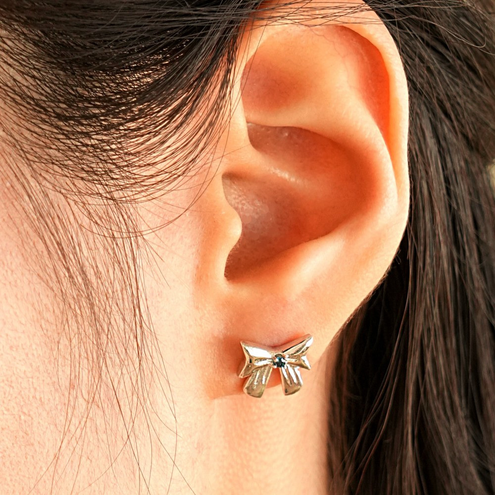 Blue diamond ribbon earring - HAGO(하고)