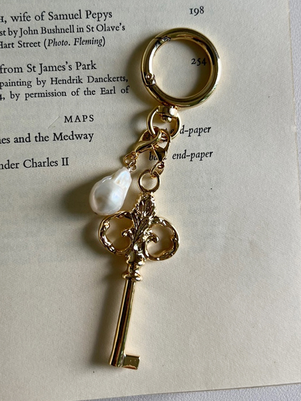 Sveta Vintage Baroque Pearl Key Ring - 하고
