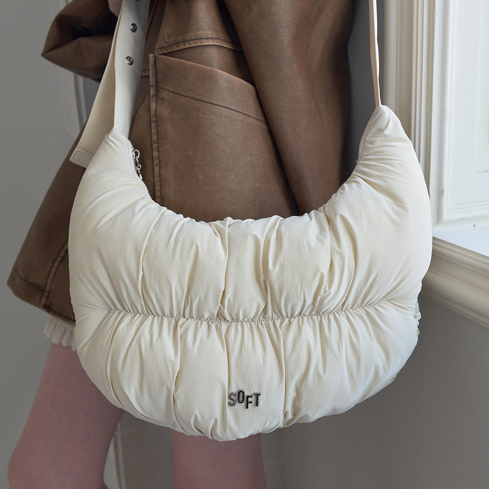 BIG BREAD PADDING CROSS BAG [CREAM] - 하고(HAGO)