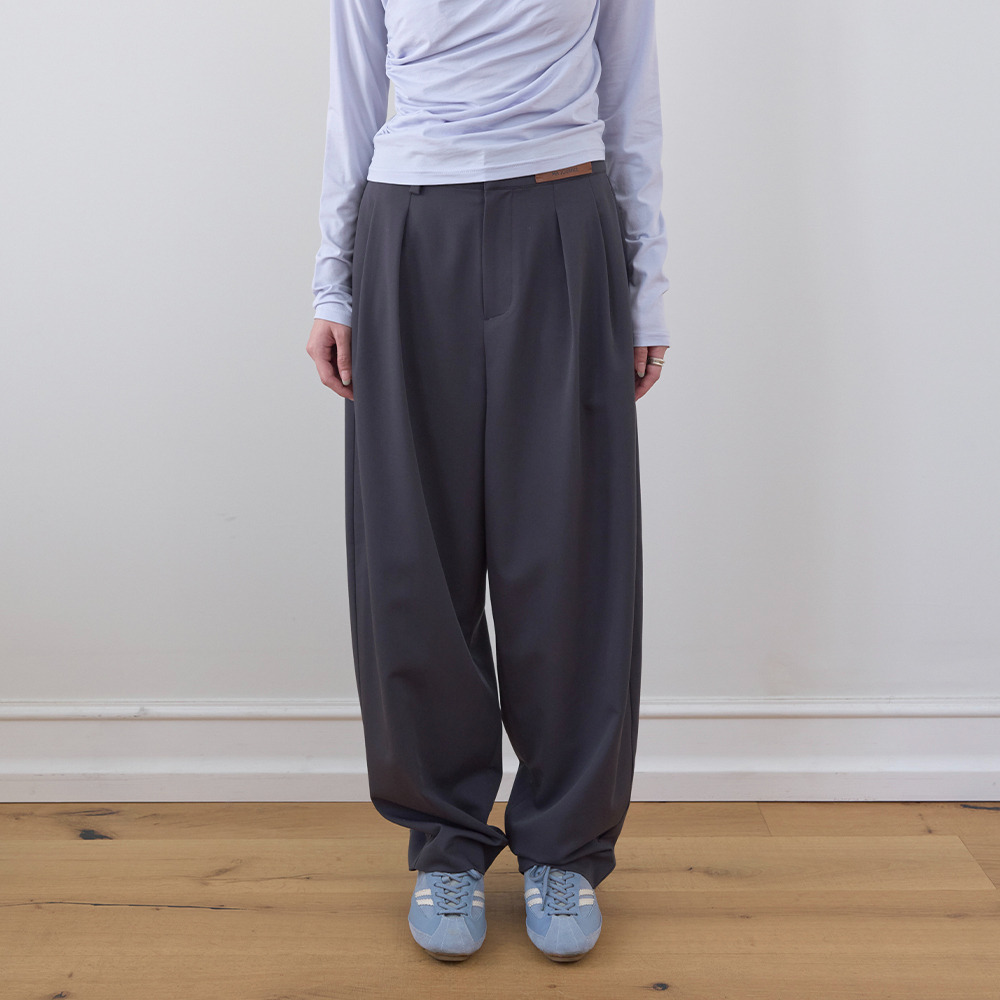 PLEATS TUCK WIDE PANTS_GREY - 하고(hago)