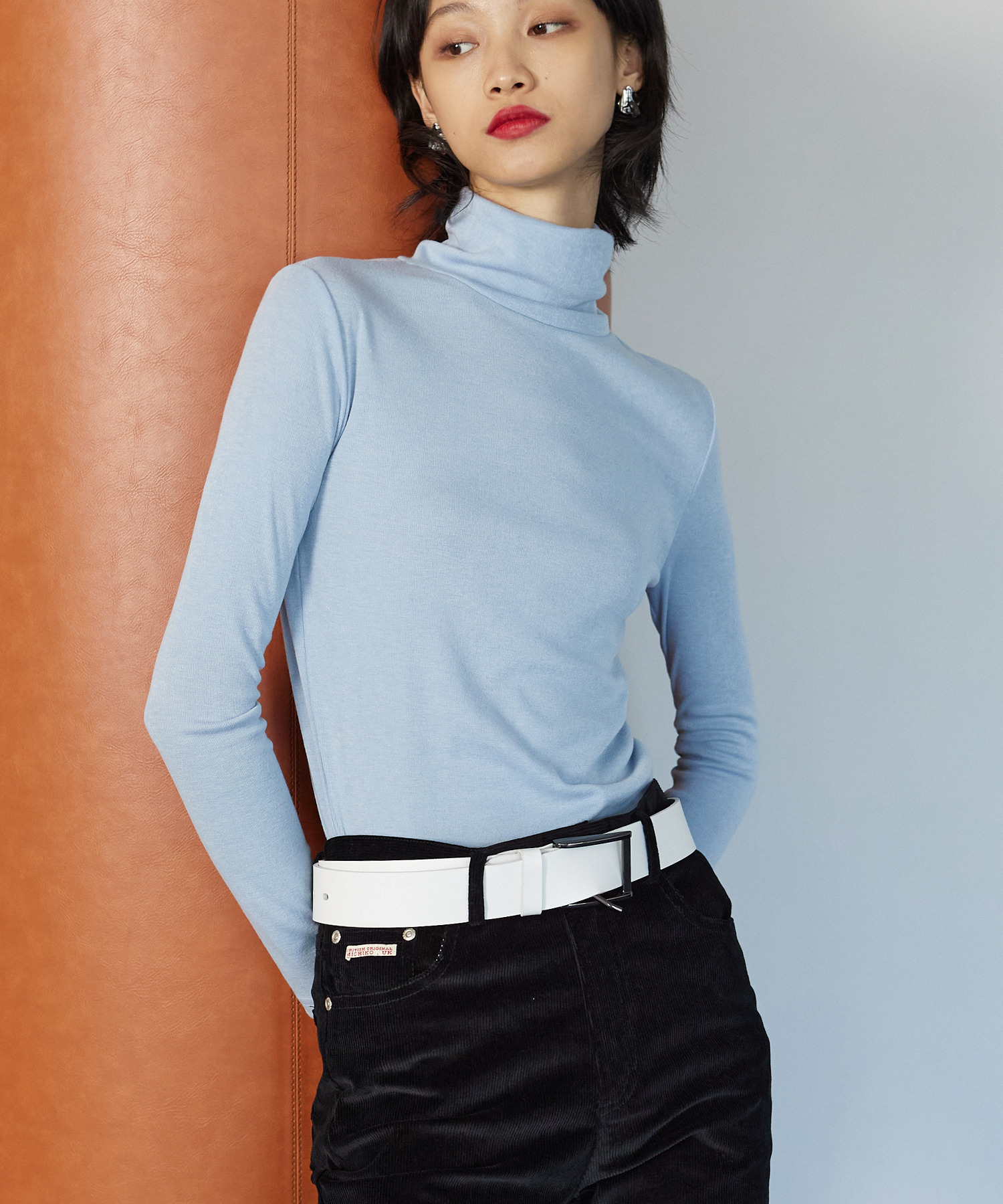 BASIC TURTLE NECK TOP PALE BLUE - 하고(HAGO)