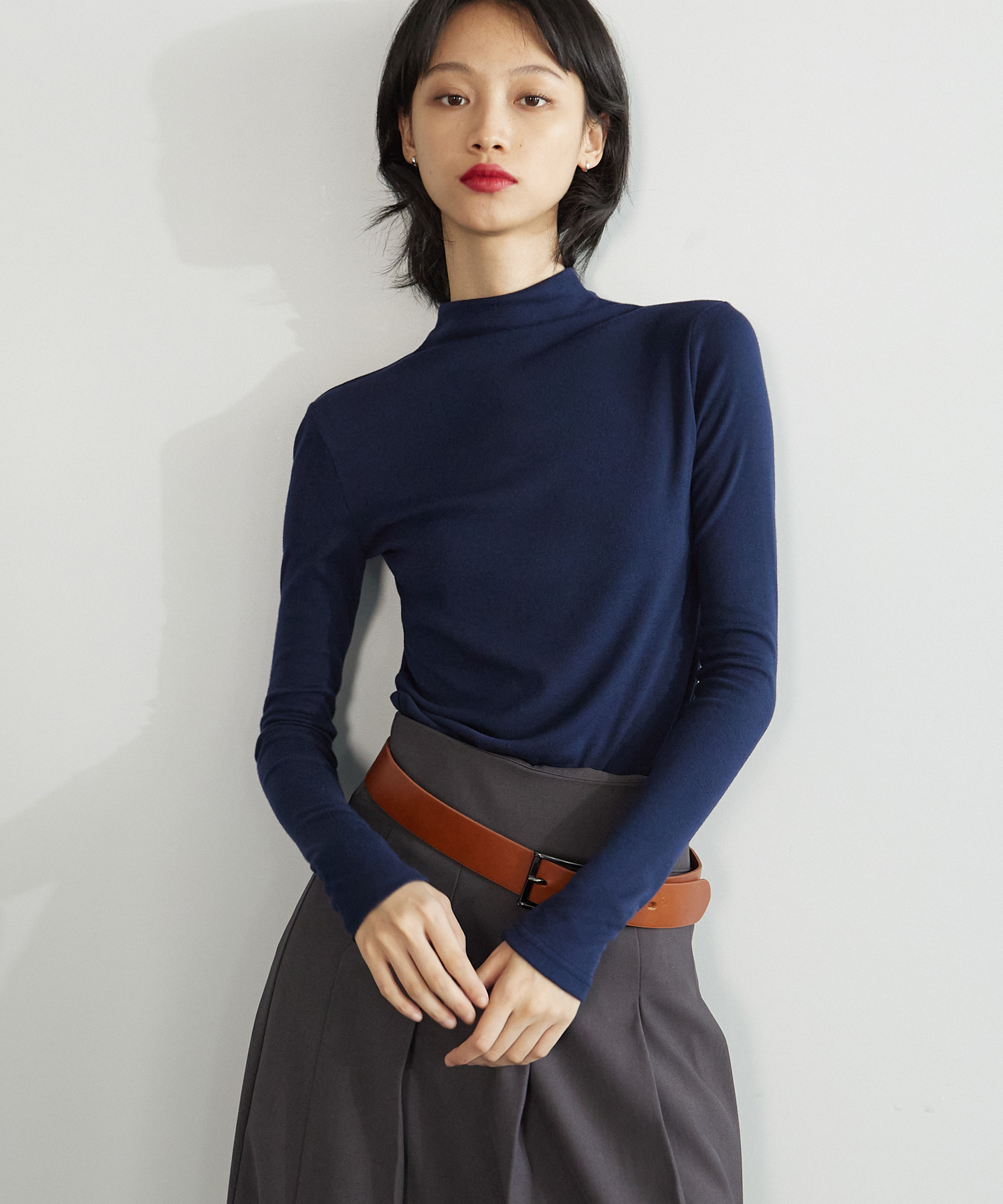 HALF TURTLE NECK TOP NAVY - 하고(HAGO)