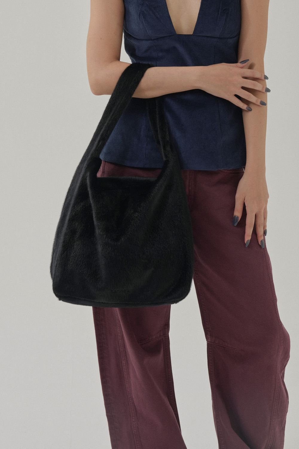 eco fur hobo bag (black) - 하고(HAGO)