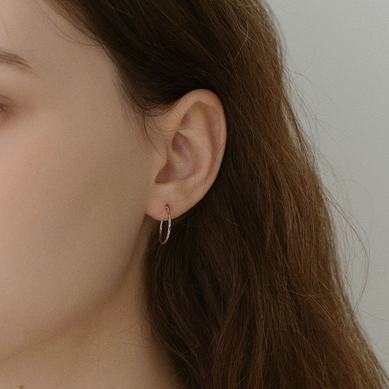 [White gold] Cutting Hoop Earrings (S) - 하고(HAGO)