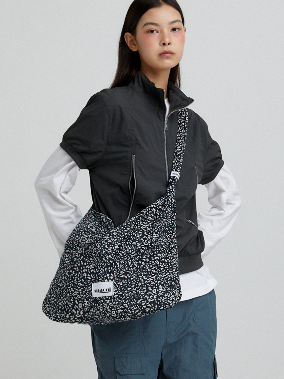 [데일리백특가]LEOPARD CORDUROY ECO CROSS BAG_BLACK - 하고(HAGO)