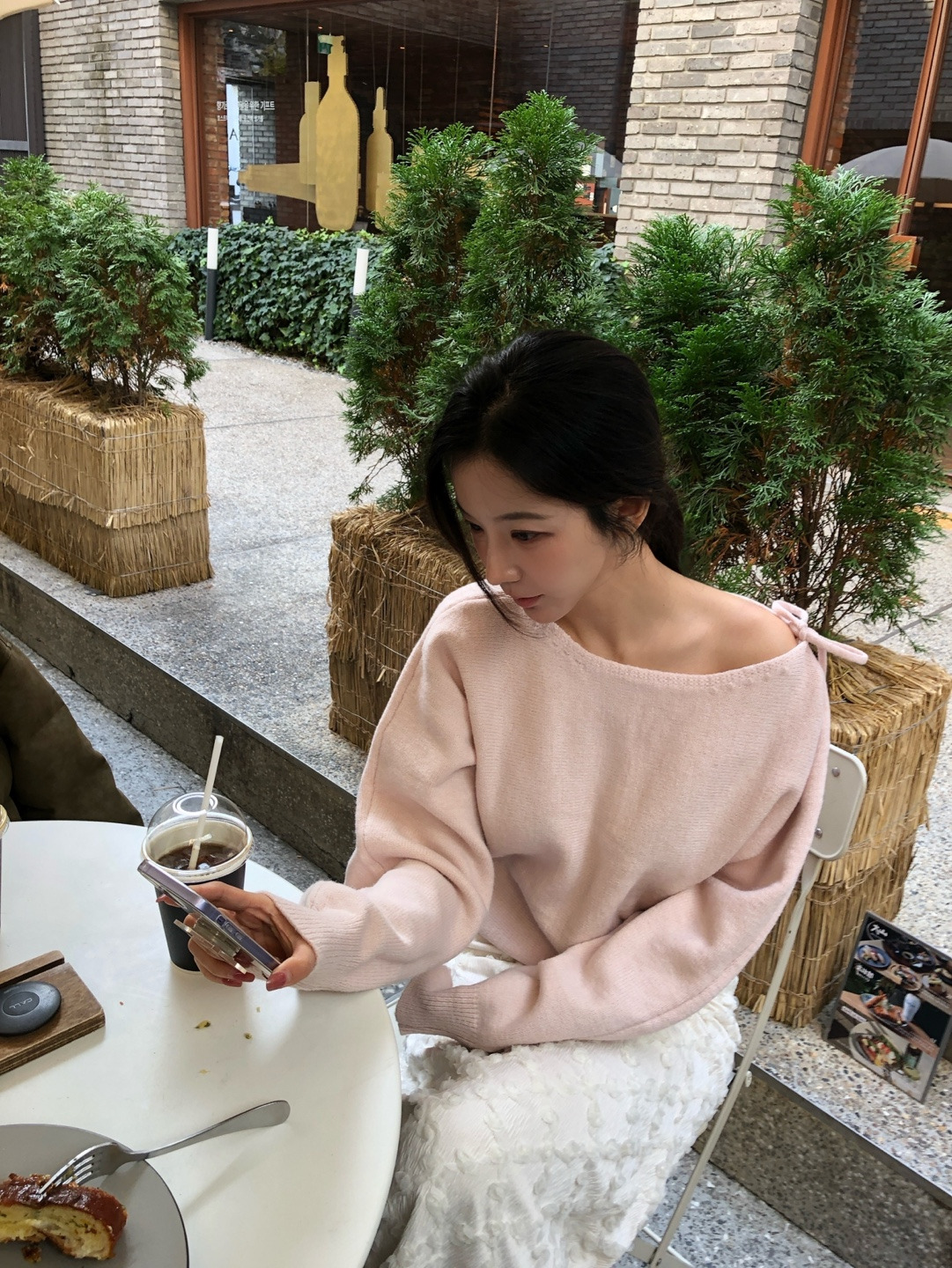 [TWEE] [정향`pick] 하이티 숄더 리본 니트 - 하고(HAGO)