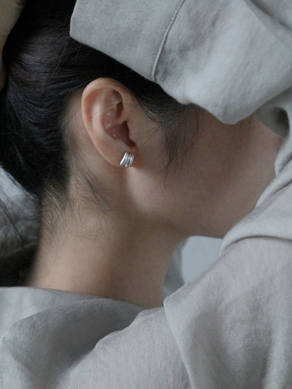 [925silver] DOUBLE CURVE LINE EARRING (2COLOR) - 하고(HAGO)