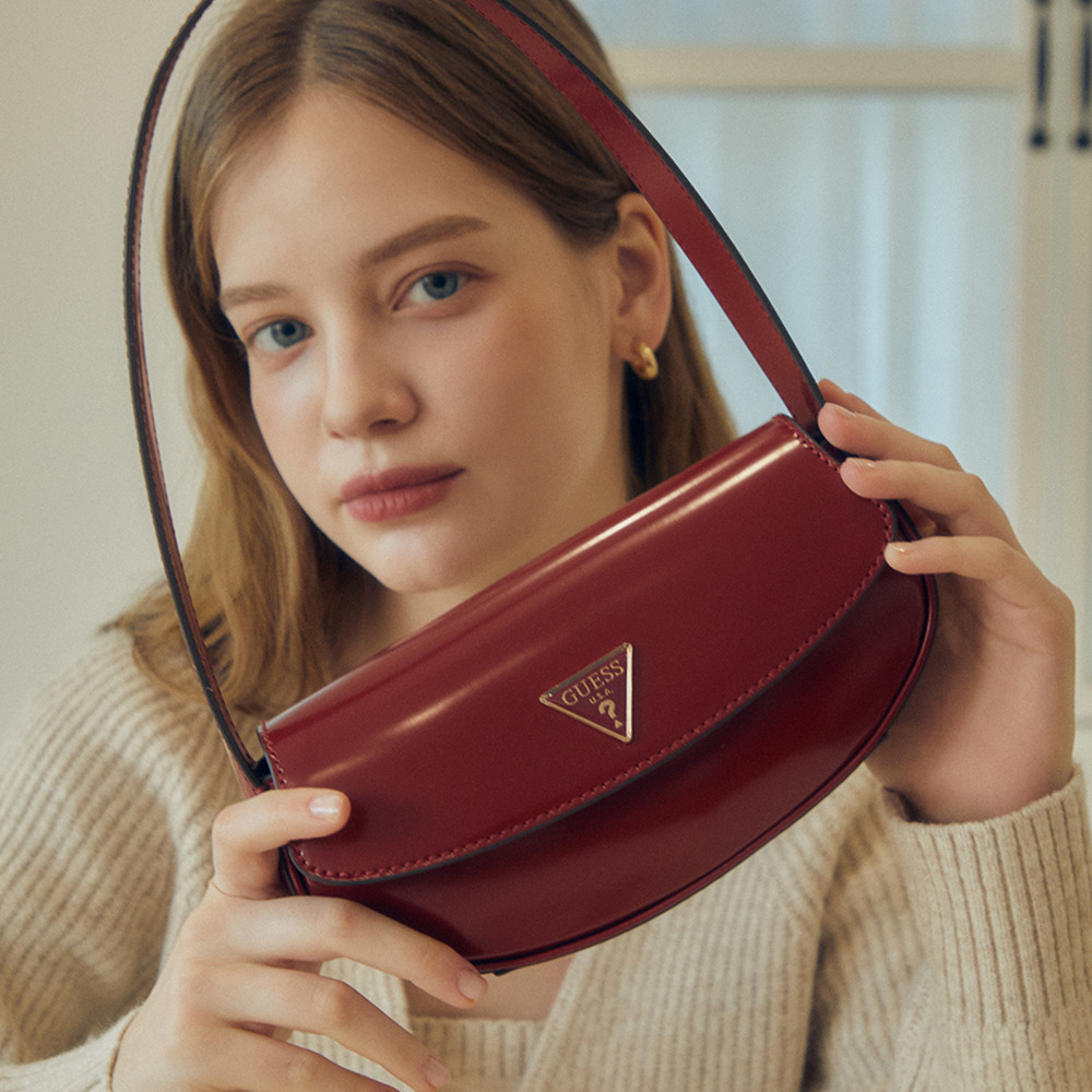 ARNELA 유광 소프트 샤이니 원형 플랩백 RED_HO4A3A12 - HAGO(하고)