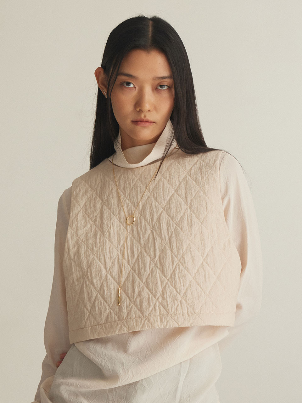 리본 백 크롭 패딩 베스트 아이보리 RIBBON BACK CROP PADDING VEST IVORY - 하고(HAGO)