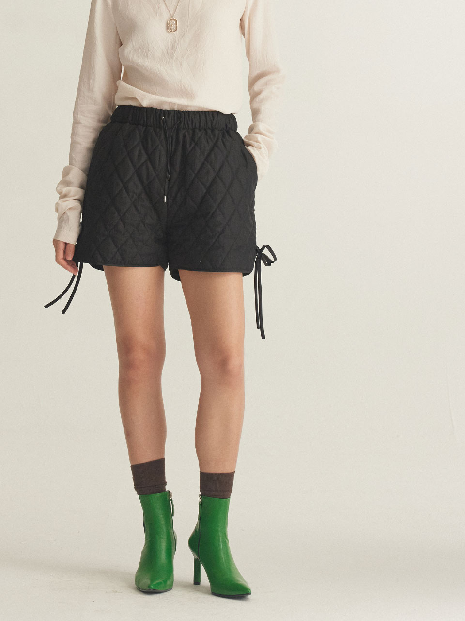 사이드리본 패딩 쇼츠 블랙 SIDE RIBBON PADDING SHORTS BLACK - 하고(hago)