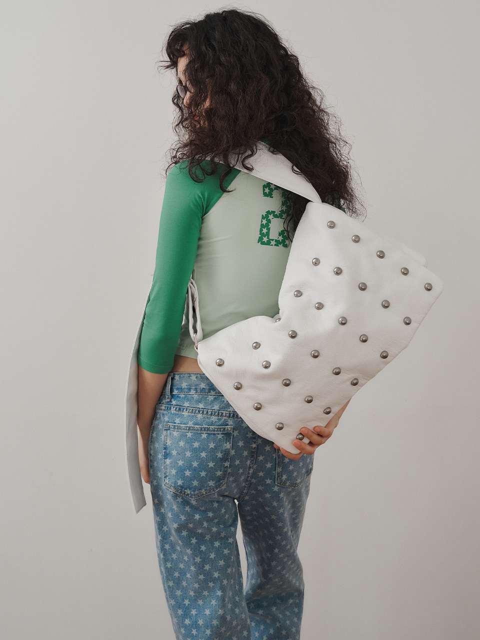 [33%쿠폰][2차] FREAKY STUD LEATHER MESSENGER BAG, WHITE - HAGO(하고)