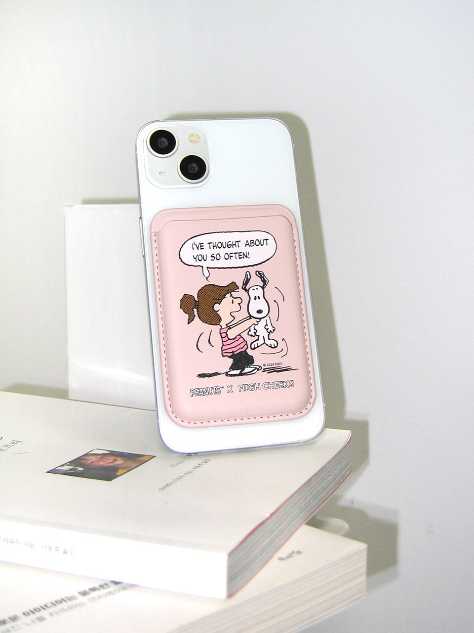 [하이칙스] Girl picks up snoopy magsafe card wallet_HC249DWL002O - HAGO(하고)