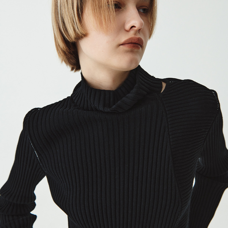 NECK SLIT POINT TURTLE NECK PULLOVER IN BLACK - 하고(HAGO)