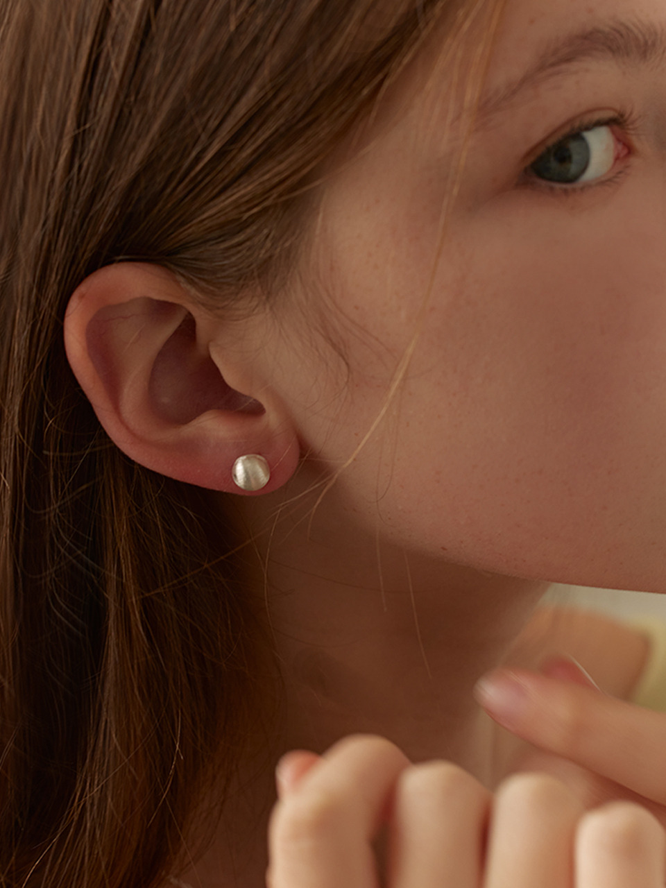 [진주귀걸이 증정] Sanding round earring - 하고(HAGO)