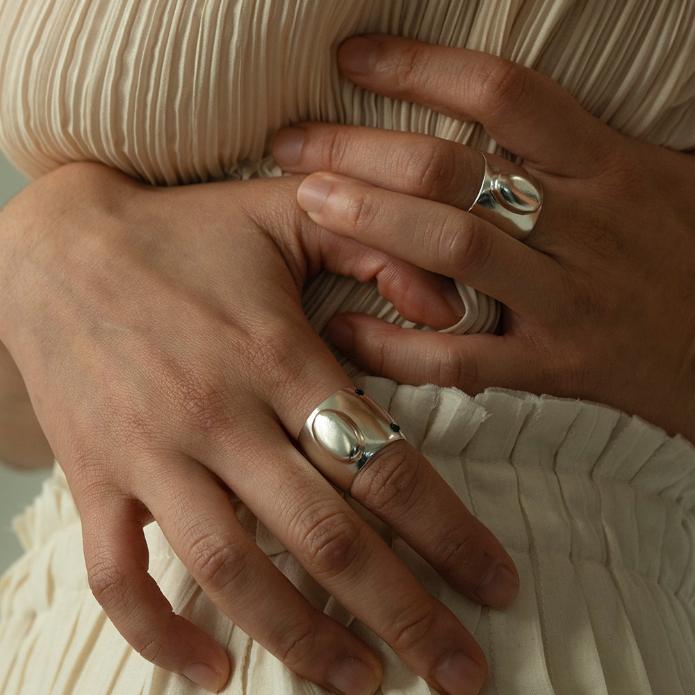 WIDE BAND RING [SILVER] - 하고(HAGO)