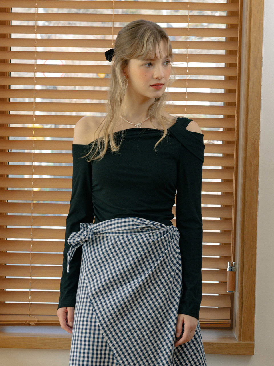 DD_Off-shoulder neckline top_BLACK - 하고(HAGO)