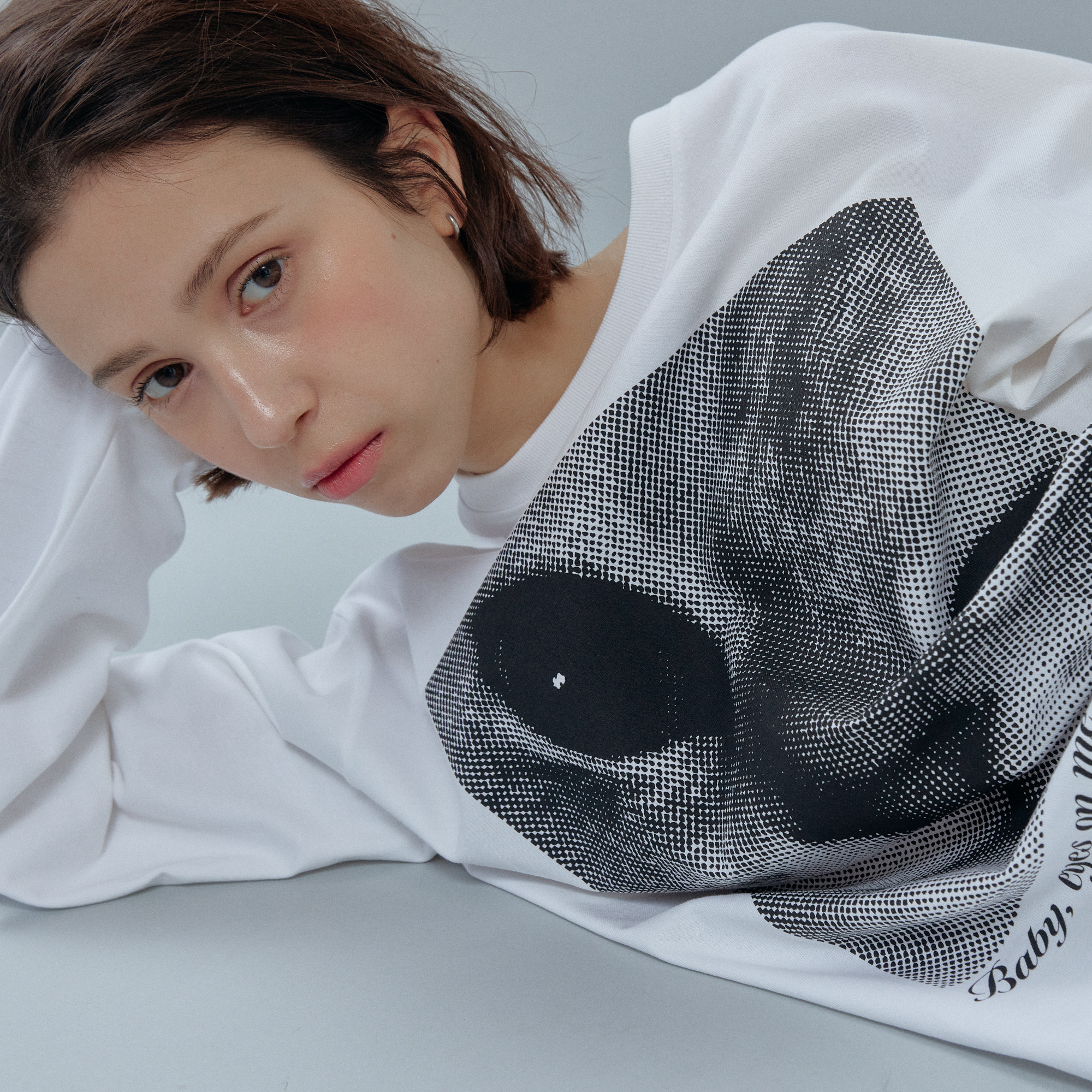 [13차 | 11월 21일 순차배송] peeky cat t-shirts (white) - HAGO(하고)