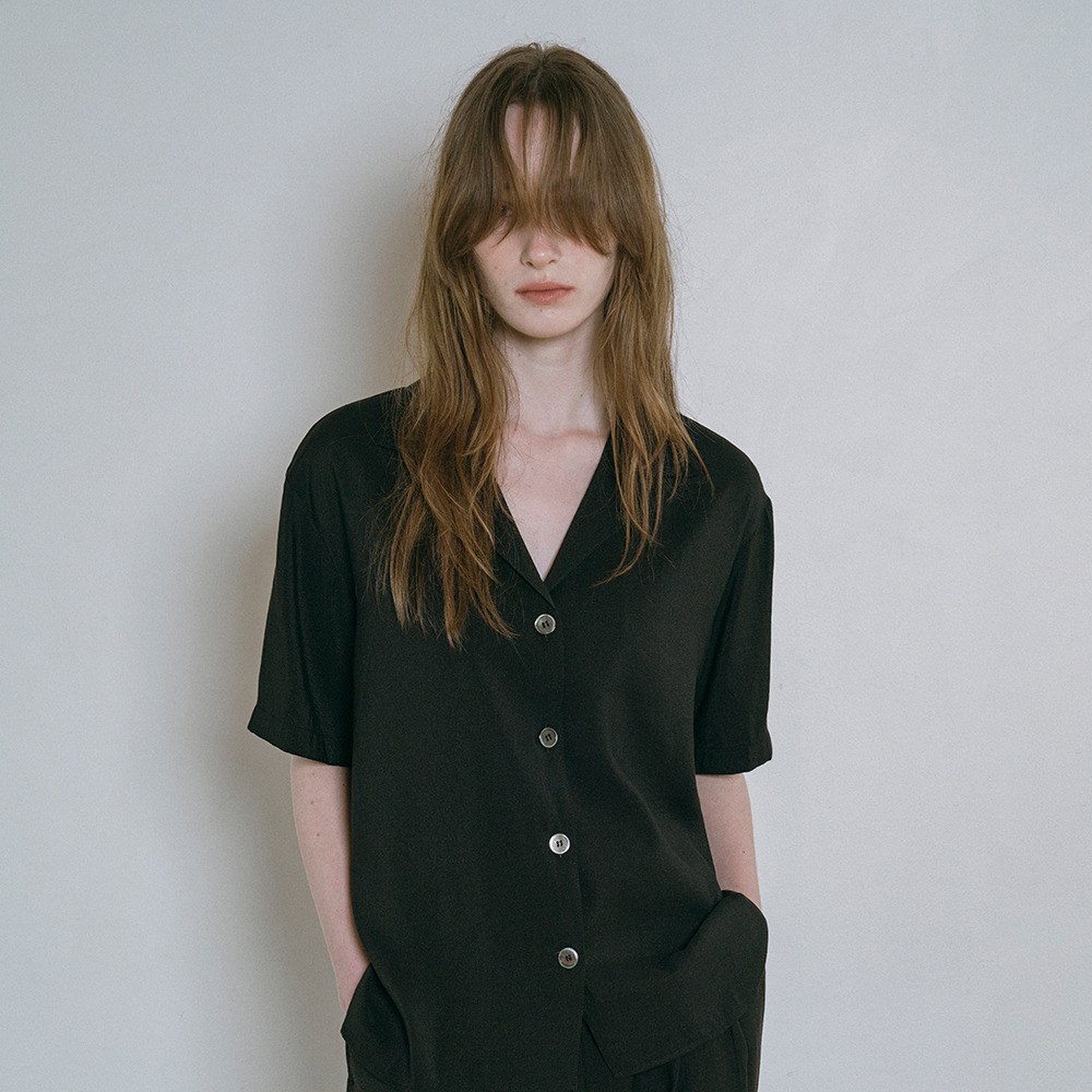 A3525 오픈 칼라 드롭 숄더 셔츠_Black - HAGO(하고)