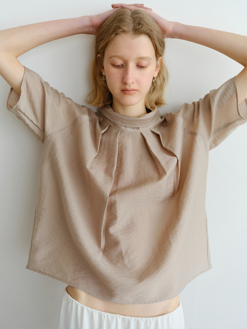 [3차 리오더] HIGH NECK TIE HALF BLOUSE_TAUPE BROWN - HAGO(하고)