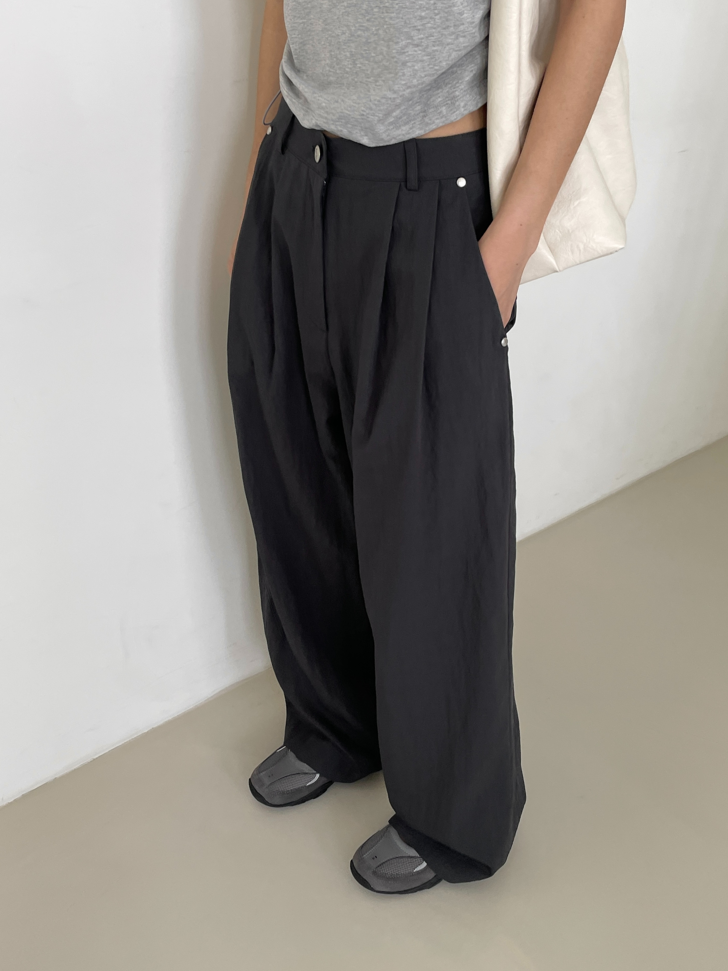 [하고에디트]Standard Two-Tuck Slacks_CHACOAL - HAGO(하고)