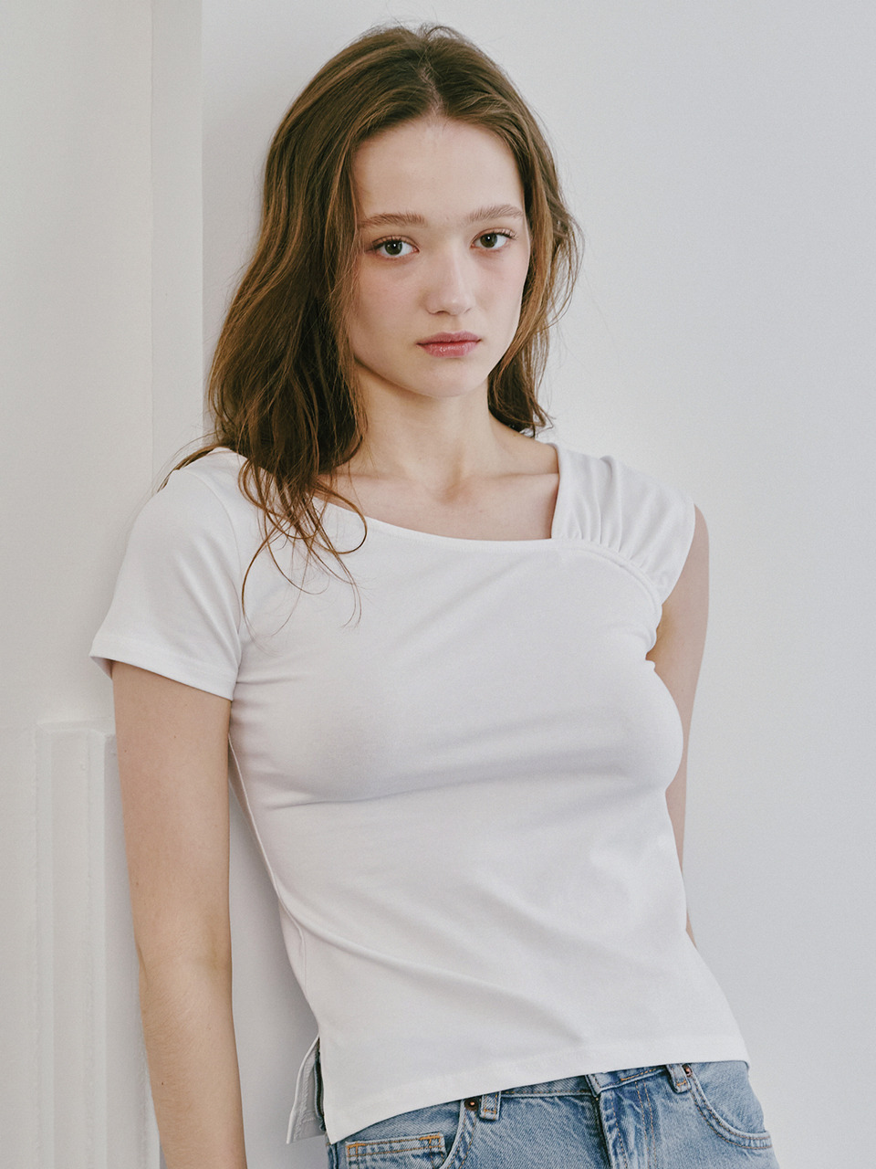 언발 오프숄더 티셔츠 - 화이트 / Unbal Off Shoulder T-Shirts - White - HAGO(하고)