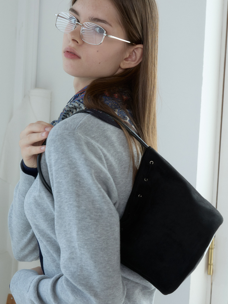 EYELET STRING SYNTHETIC SUEDE SHOULDER BAG_BLACK - HAGO(하고)