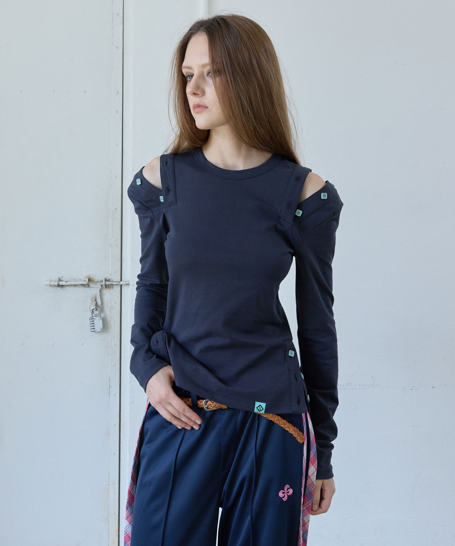 BUTTON CUT-OFF T-SHIRT / charcoal - HAGO(하고)